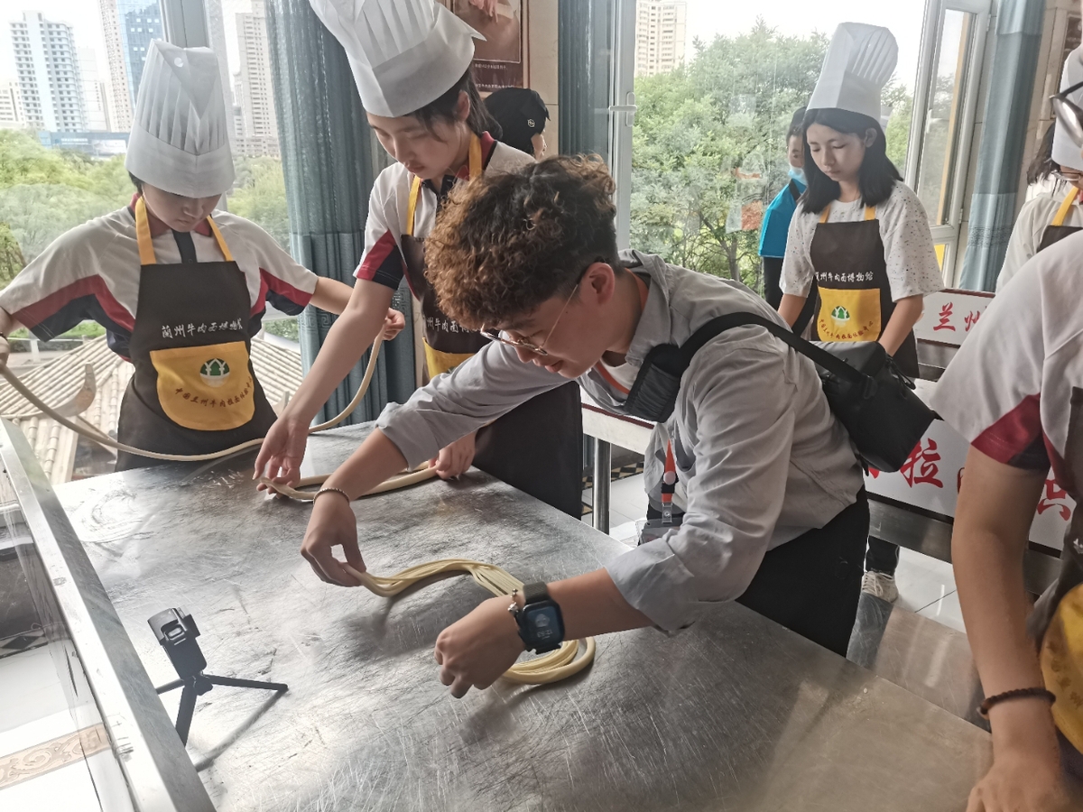 President welcomes youth from Taiwan_Cross-Strait Exchanges_ENG.TAIWAN.CN